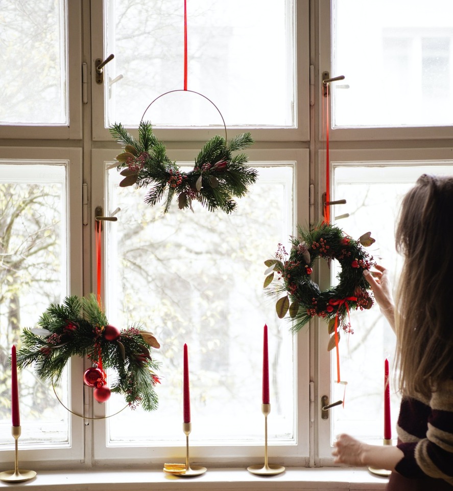 Winter Window Decor Ideas for a Cozy and Festive Home